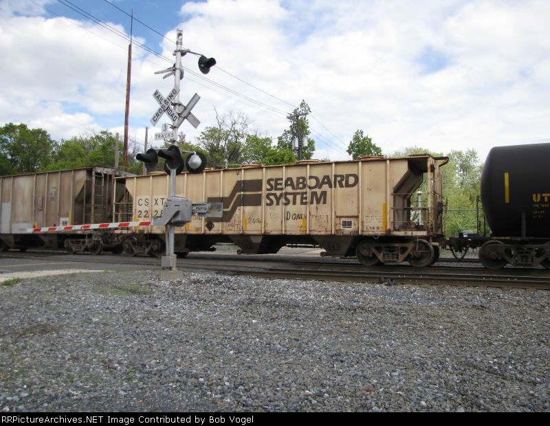 Seaboard System covered hopper